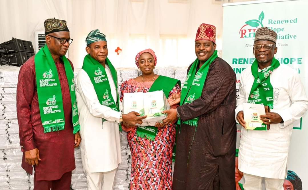 NIGERIA’S FIRST LADY DONATES 100,000 RENEWED HOPE INITIATIVE EXERCISE ...