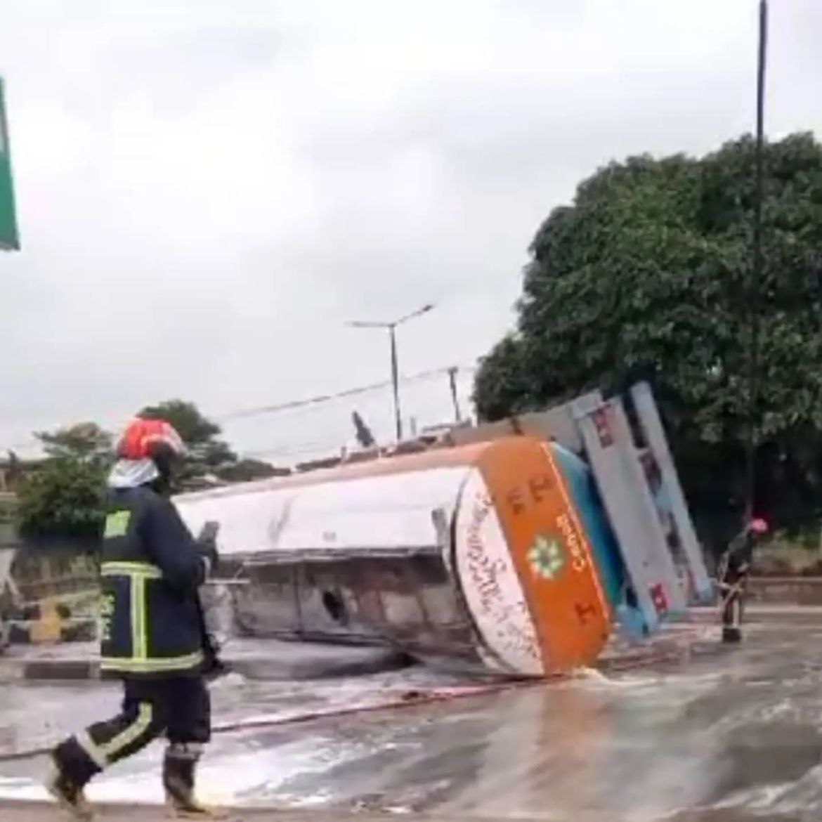 LASTMA AND OTHER EMERGENCY RESPONDERS AVERT DISASTER AT FALLEN TRUCK ...